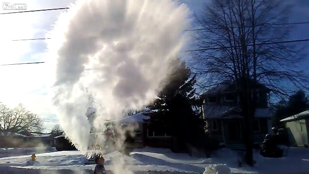 【WOW】Very cold weather -34 with wind chill Throwing water in air in ...