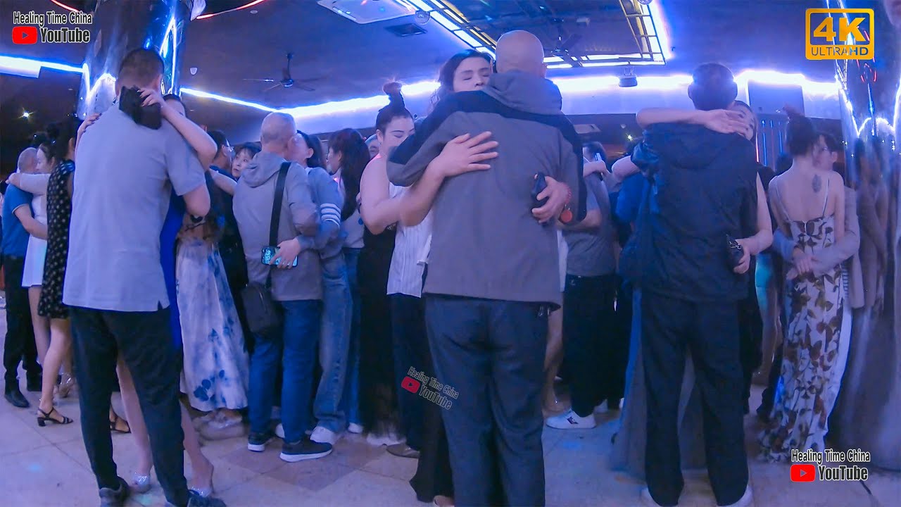 Chongqing dance hall, dance with beauties, there are many beauties in the dance hall - YouTube