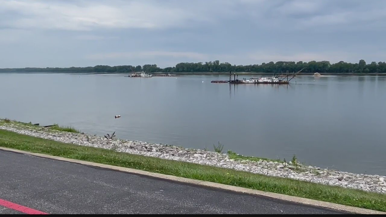 Army Corps of Engineers dredging the Ohio River - YouTube