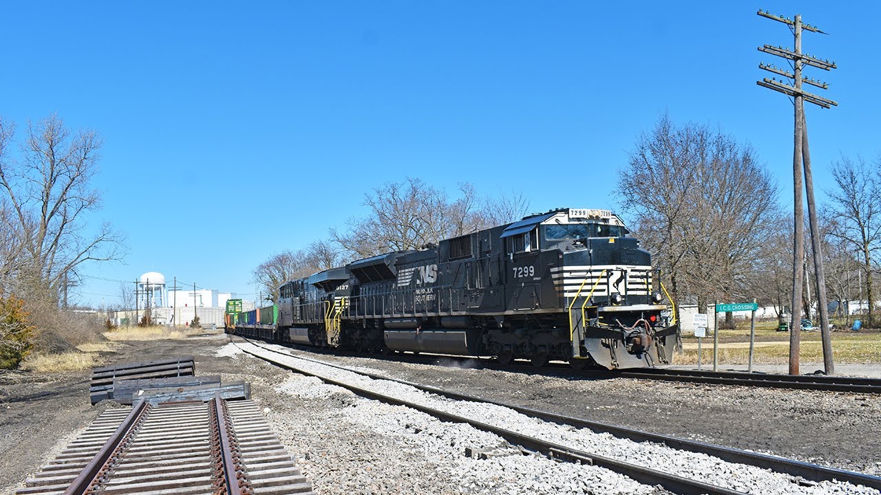 3/8/20 - NS SD70ACU rebuild 7299 leads NS 285 - YouTube