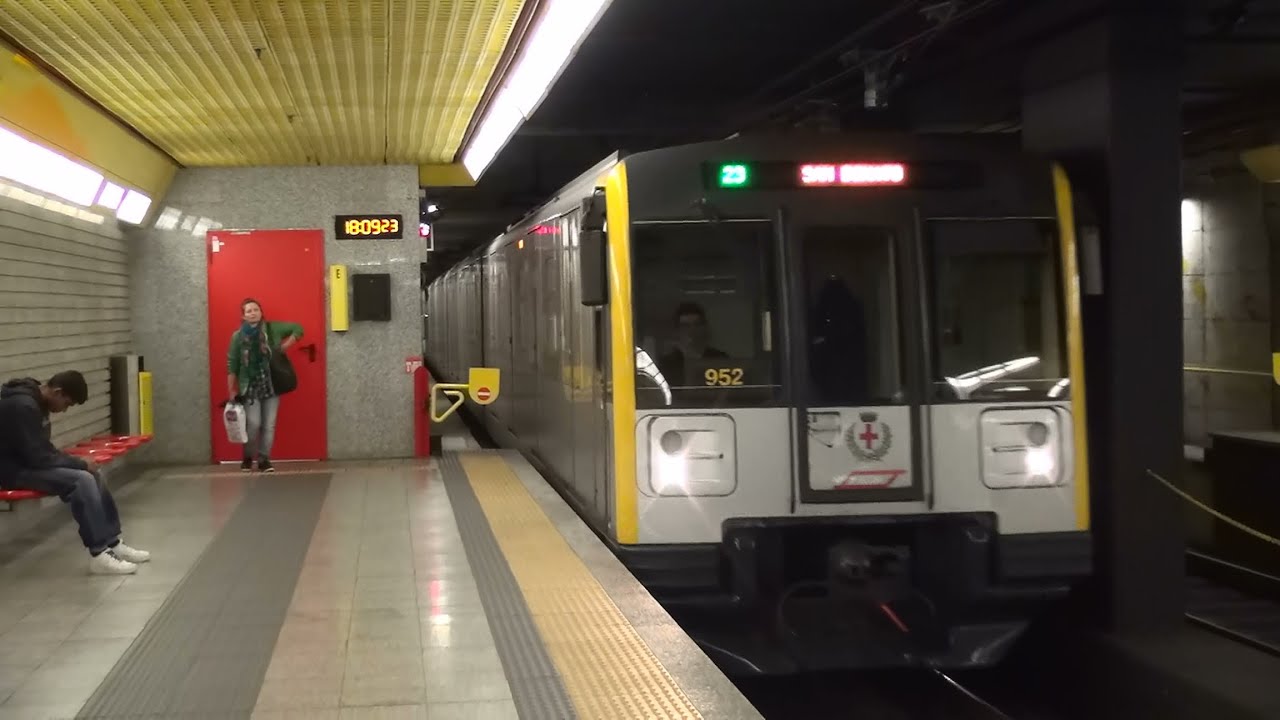 Milano地下鉄3号線「Meneghino」Comasina駅入線 - YouTube