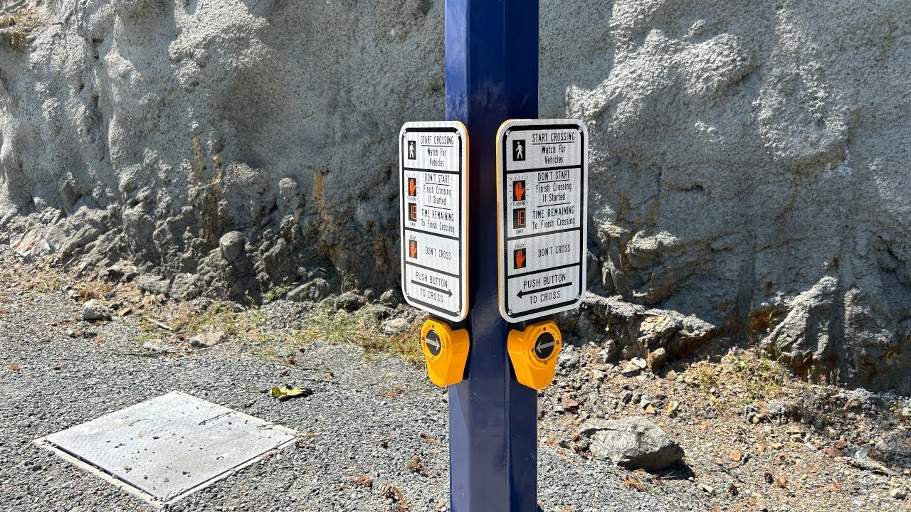 BRAND NEW Traffic Signal w/ Polara iNS2 APS - Treanor Ave at City Gate ...