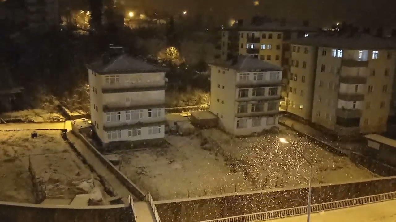 Karlı bir gece vakti sokak lambasının hüznü. - YouTube