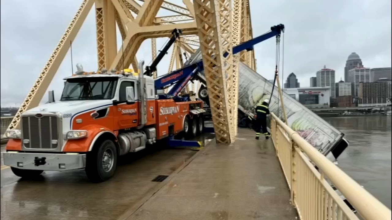 Tow truck crew says years of experience helped them pull dangling semi ...