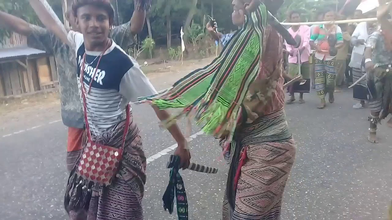 Tarian perang Orang Timor - YouTube