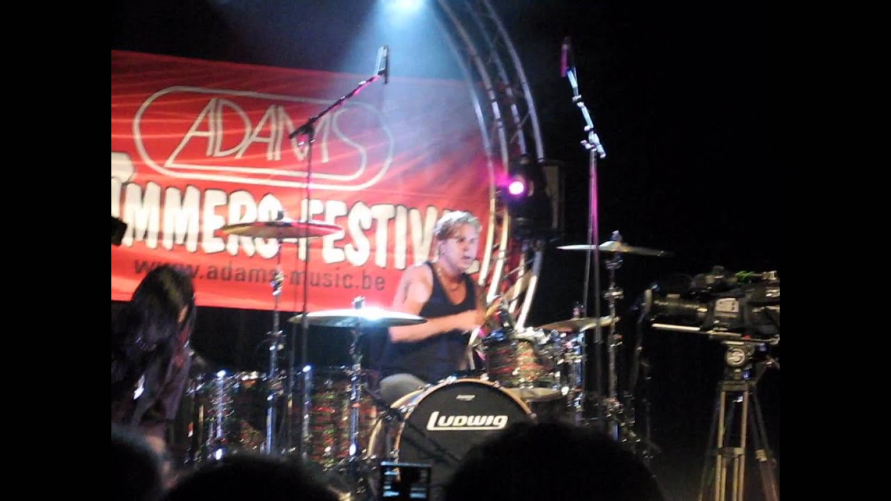 Steve Moore - Mad drummer plays Sharp dressed man at drummersfestival ...