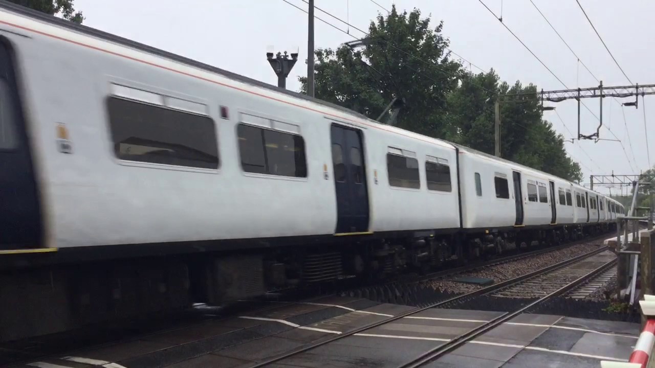 Roydon Station Level Crossing (Herts) Saturday 22.07.2017 - YouTube
