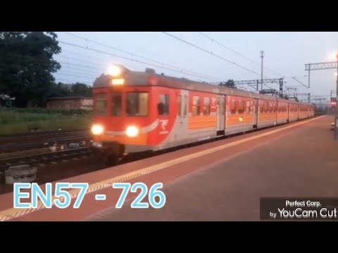 EN57-726 jako regio Gdynia Chylonia - Elbląg wjeżdża w perony na stacji początkowej 01.06.2024 ...