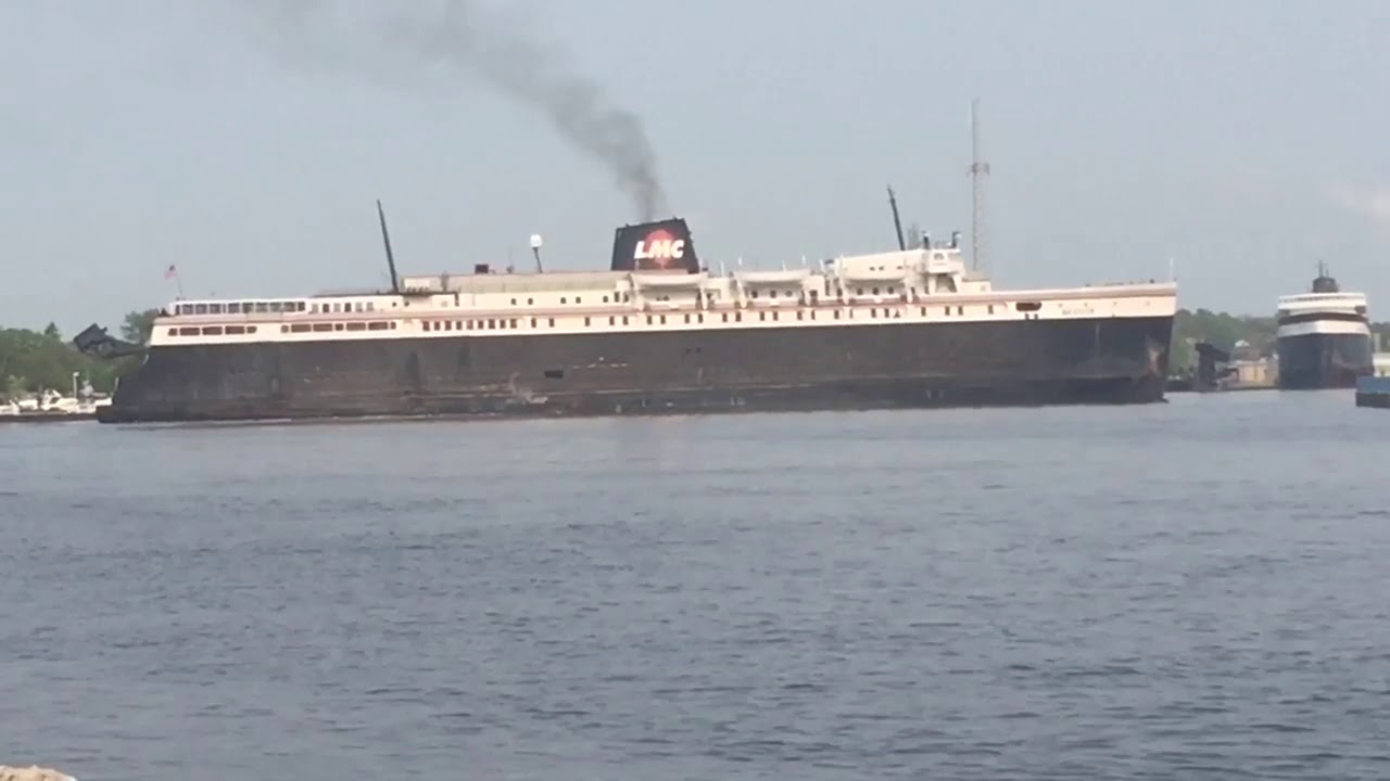 SS Badger Arriving and Maneuvering into Port. - YouTube
