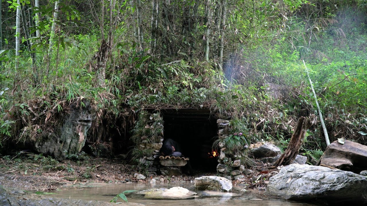 Building complete and warm survival shelter - solo Camping, Bushcraft ...