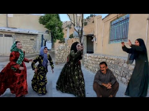 Shakeel goes to the lawyer's house to prove his daughters' share from Amir
