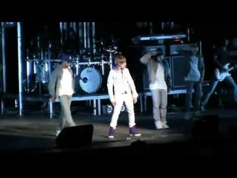 Justin Bieber - Love Me (Live) - YouTube