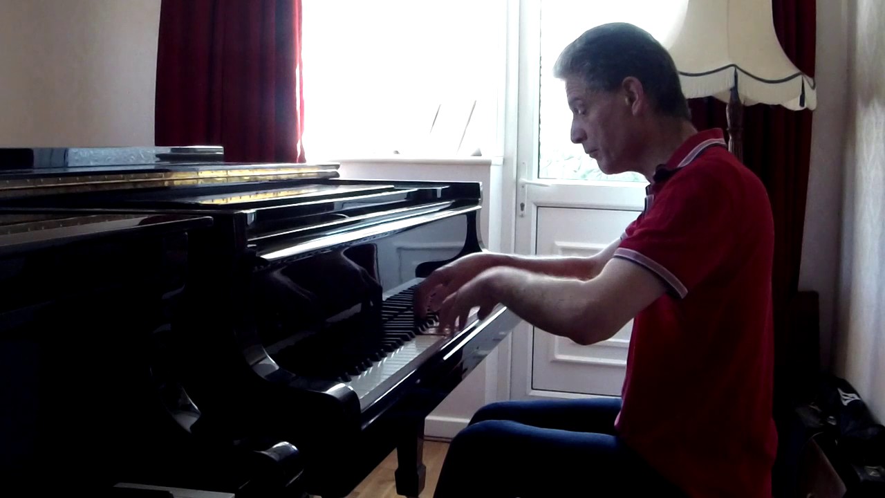 Debussy, 'La puerta del vino' played by Julian Hellaby (paulprocopolis ...
