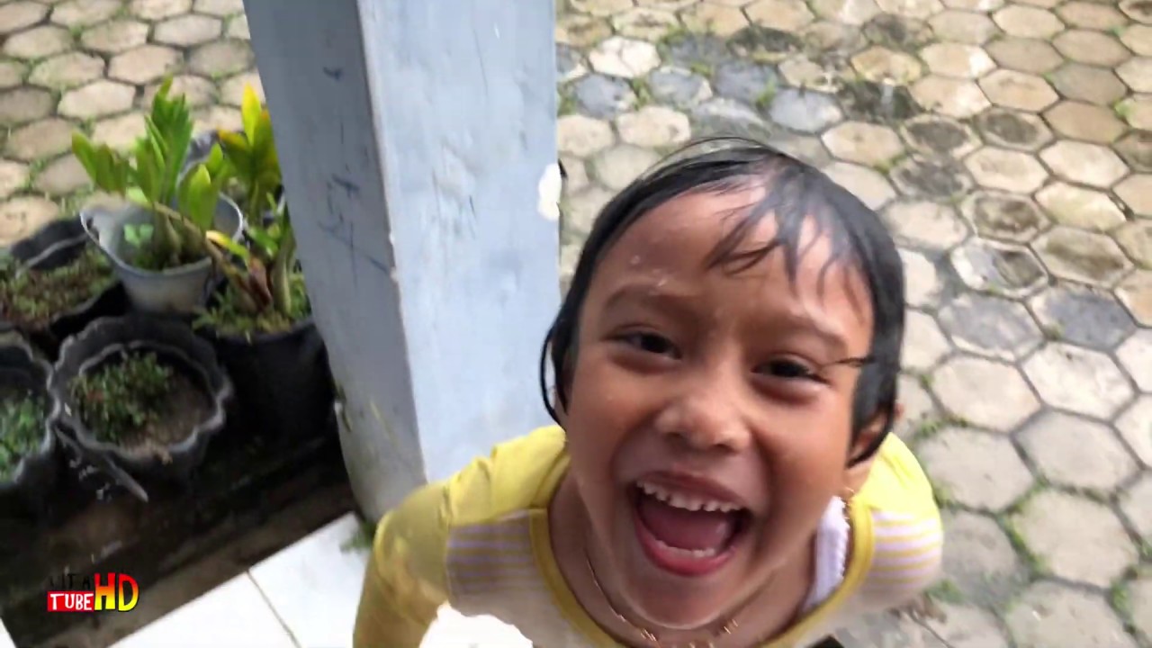 Mandi Hujan-hujanan Seru Banget dan Menyenangkan - YouTube