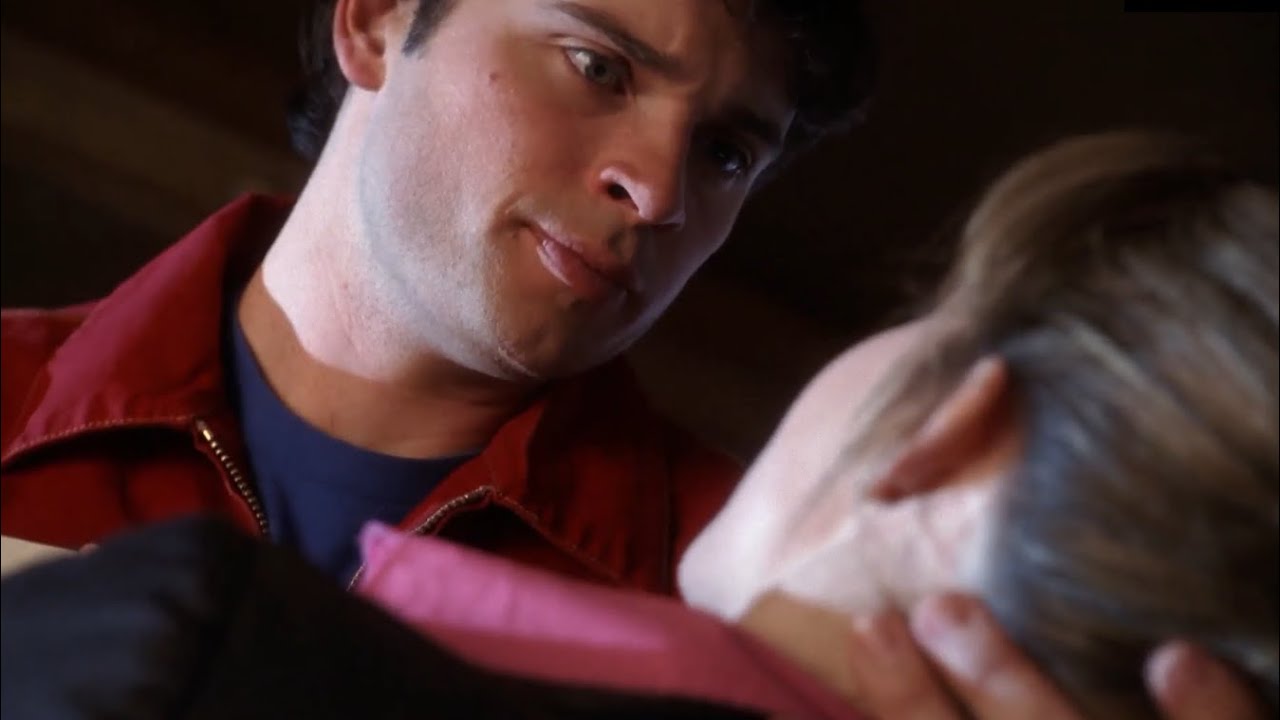 Smallville || Apocalypse 7x18 (Clois) || Lois 'Meets' Clark at the ...