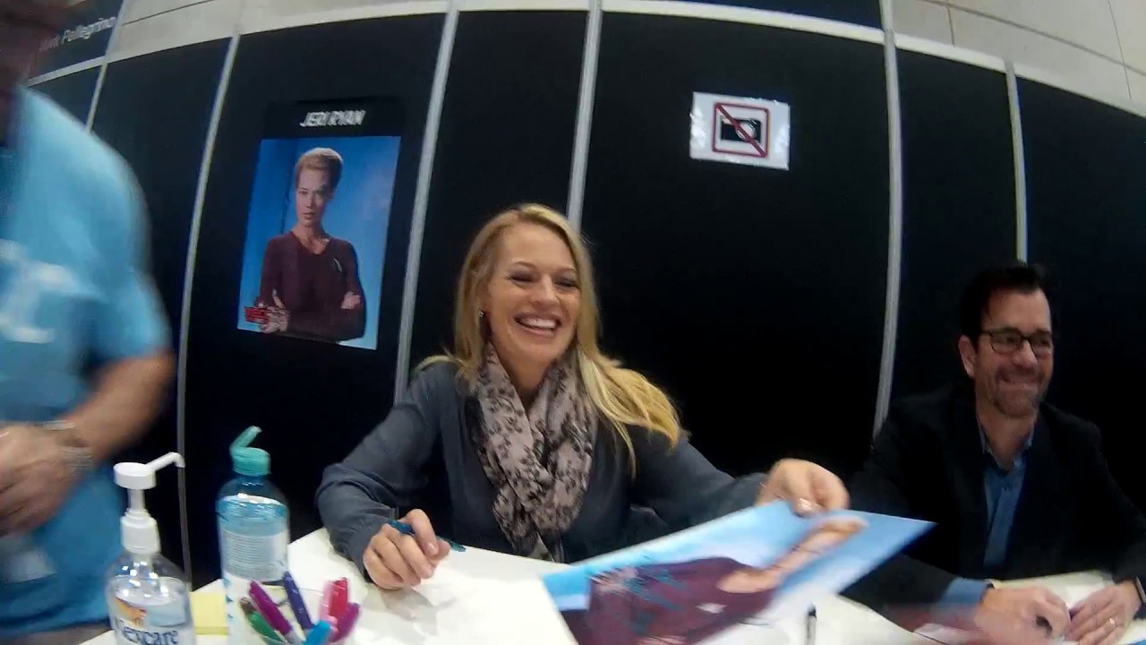 Jeri Ryan autograph signing - Vienna Comic Con 2016 - YouTube