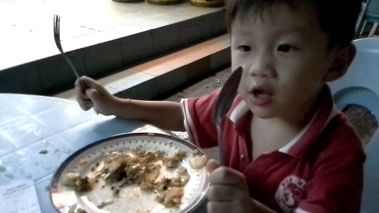 child using fork & spoon (cute & smart) - YouTube