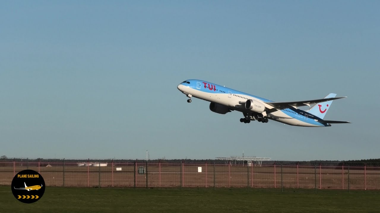 4K - TUI Boeing 787 Dreamliner - Take-off - Newcastle Airport Plane ...