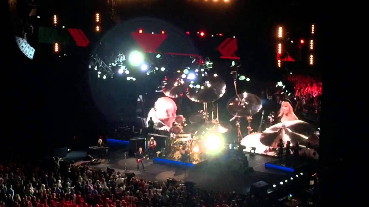 Fleetwood Mac - Go Your Own Way (live in Glasgow) - YouTube