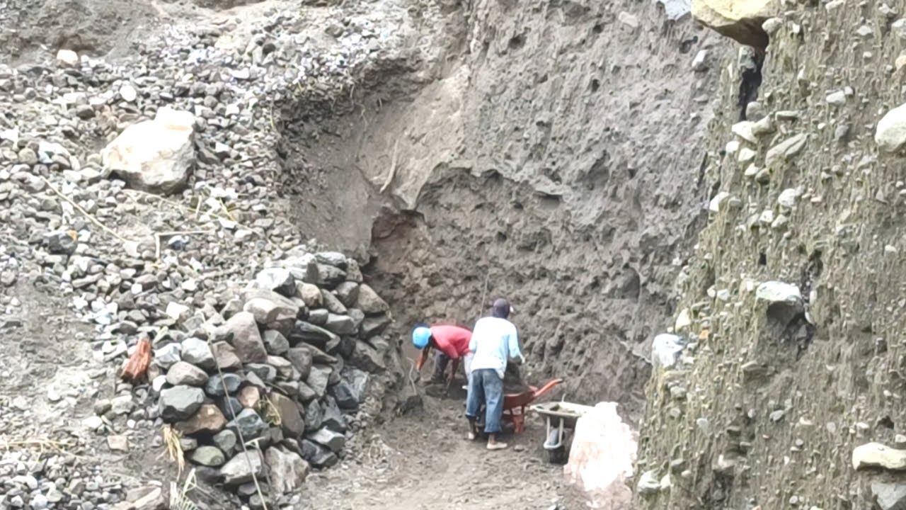 Two miners work together to get quality sand - YouTube