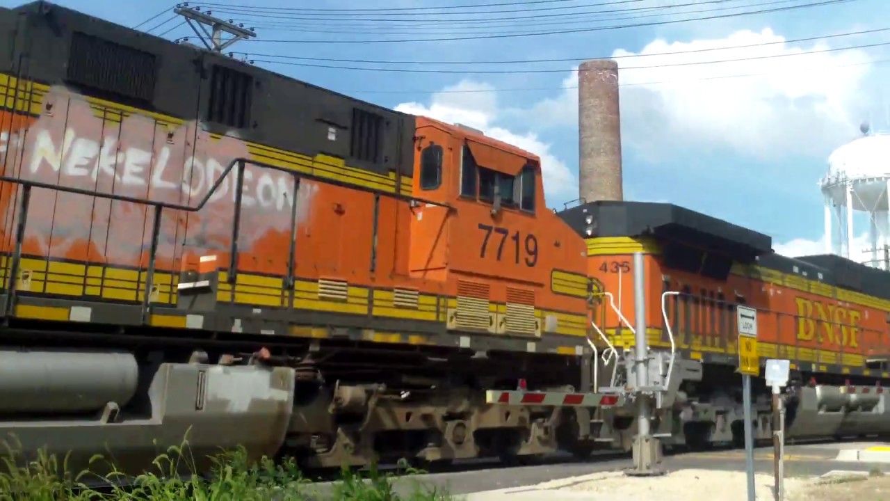 BNSF 7407 leads clean ES44C4 on WB intermodal - YouTube