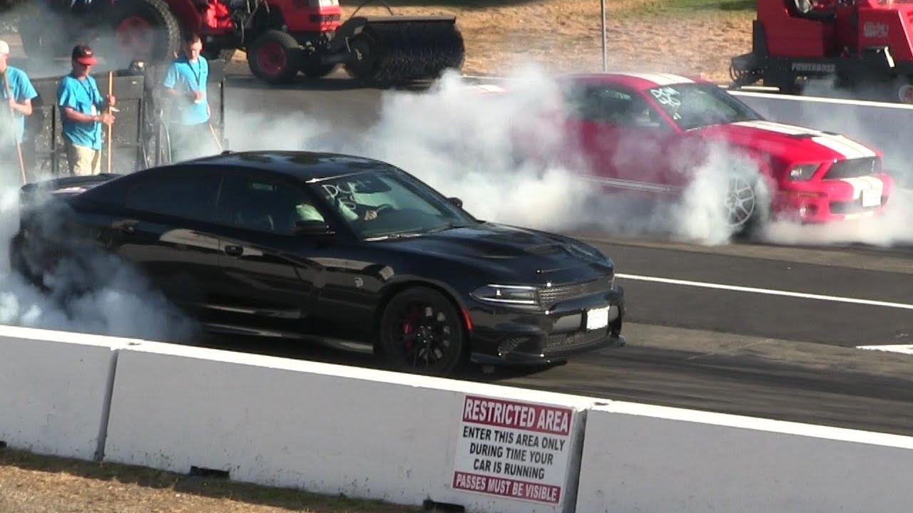Shelby gt500 vs Hellcat Charger - drag race - YouTube