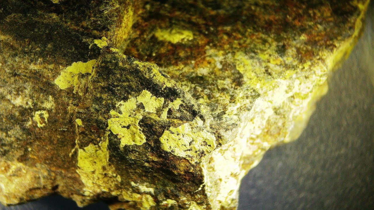 Uranium Ore under Microscope (U-238 / Ra-226 / N.O.R.M.) - YouTube