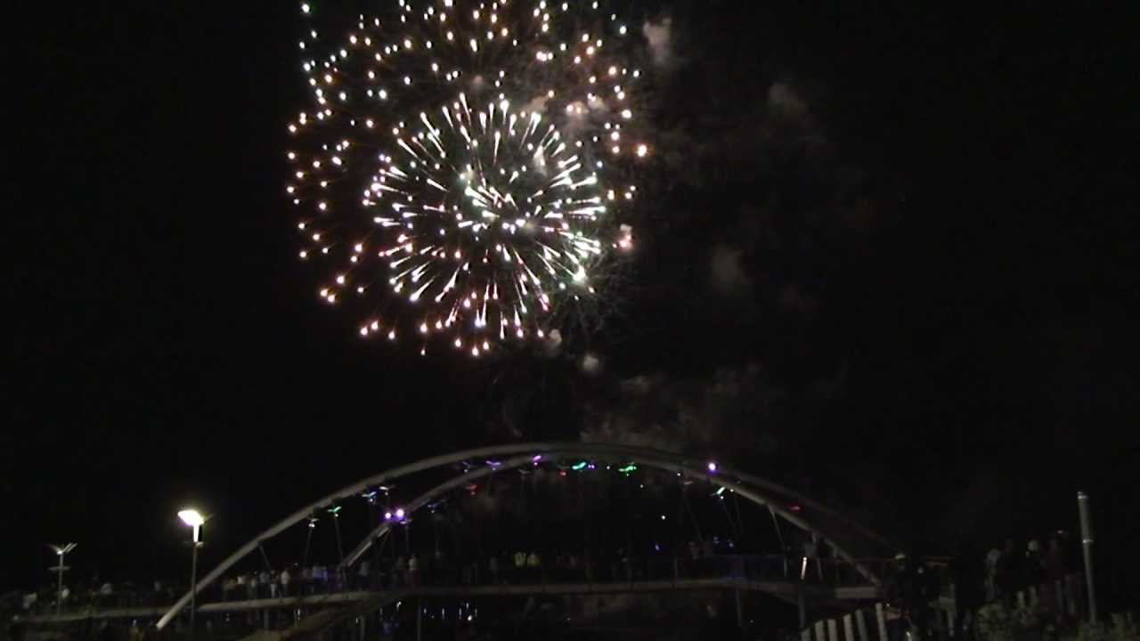 2012 Frankston Waterfront Festival fireworks - Melbourne, Australia ...
