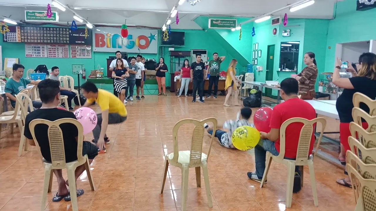 christmas party games ( pop balloons) - YouTube