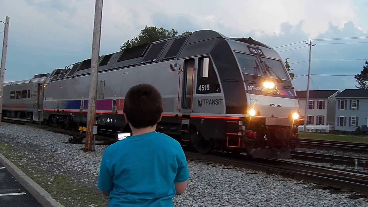 NJT, New Jersey Transit Train coming into Port Jervis. - YouTube