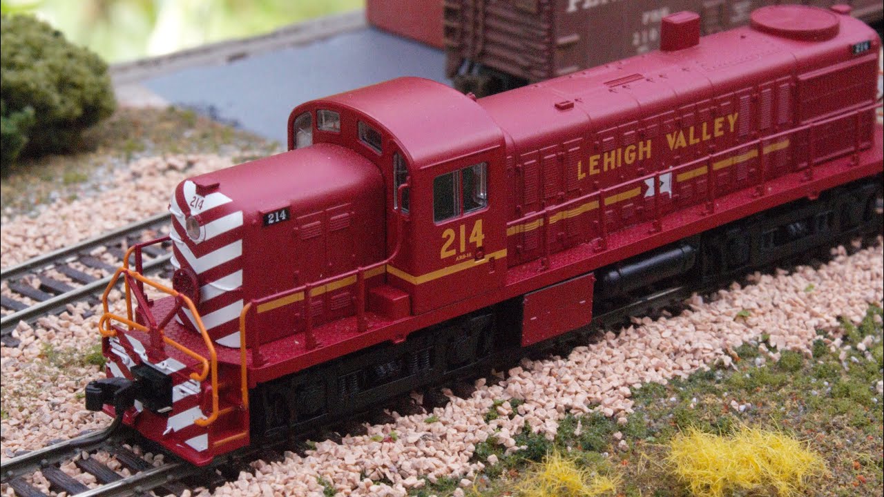 N Scale Atlas Alco RS2 First Look and Run on our 6”x42” Micro Layout ...