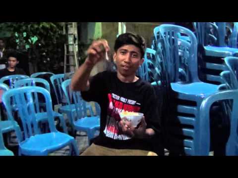 VIDEO LUCU - Makan bakso kepanasan sambil goyang sendok