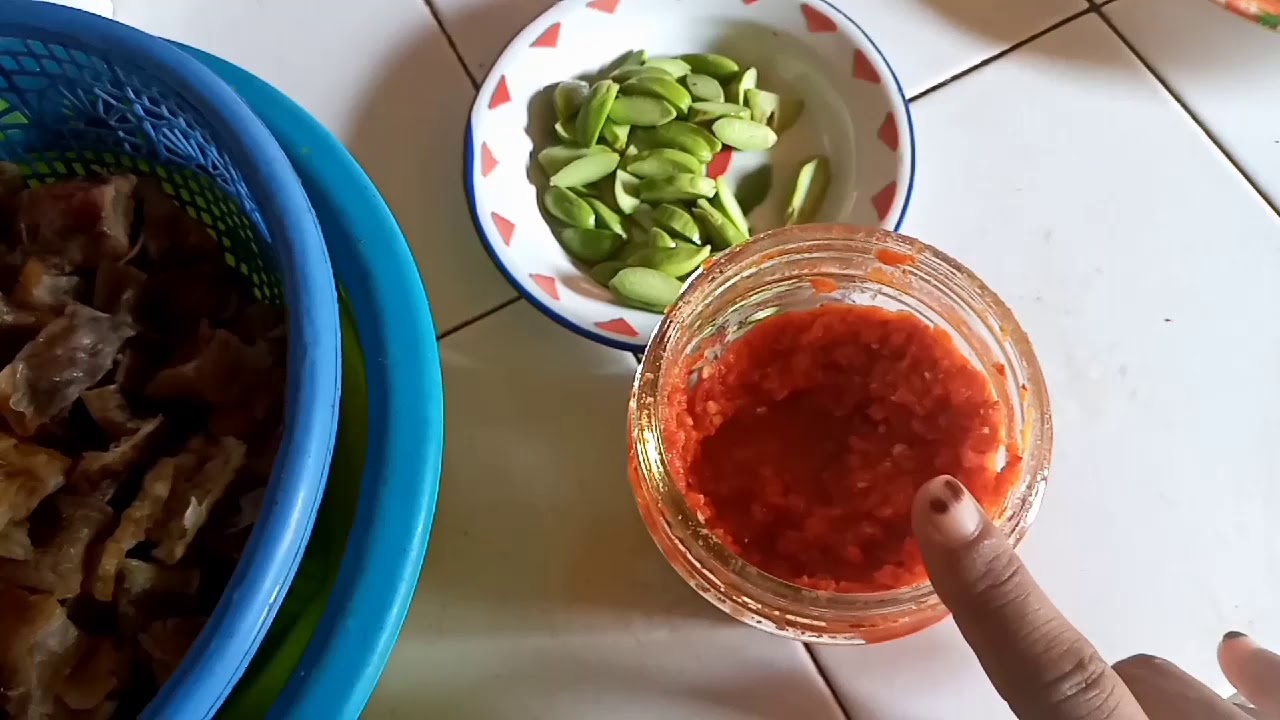 Sambal bakasang dan ikan garam sous untuk makan siang - YouTube