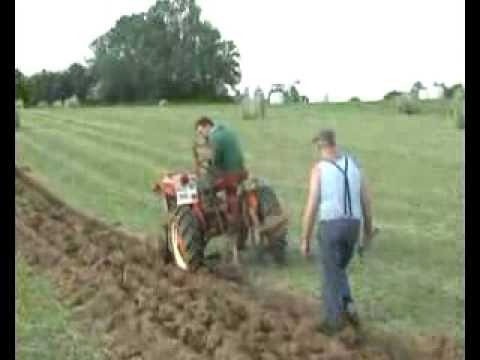 tracteur mc cormick farmall cub au labour - YouTube