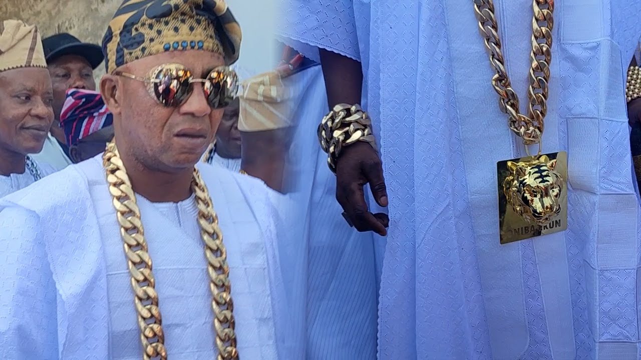 WATCH HOW OBA ONIBA ARRIVED WITH HIS #40M NAIRA GOLD CHAIN AT HIS ...