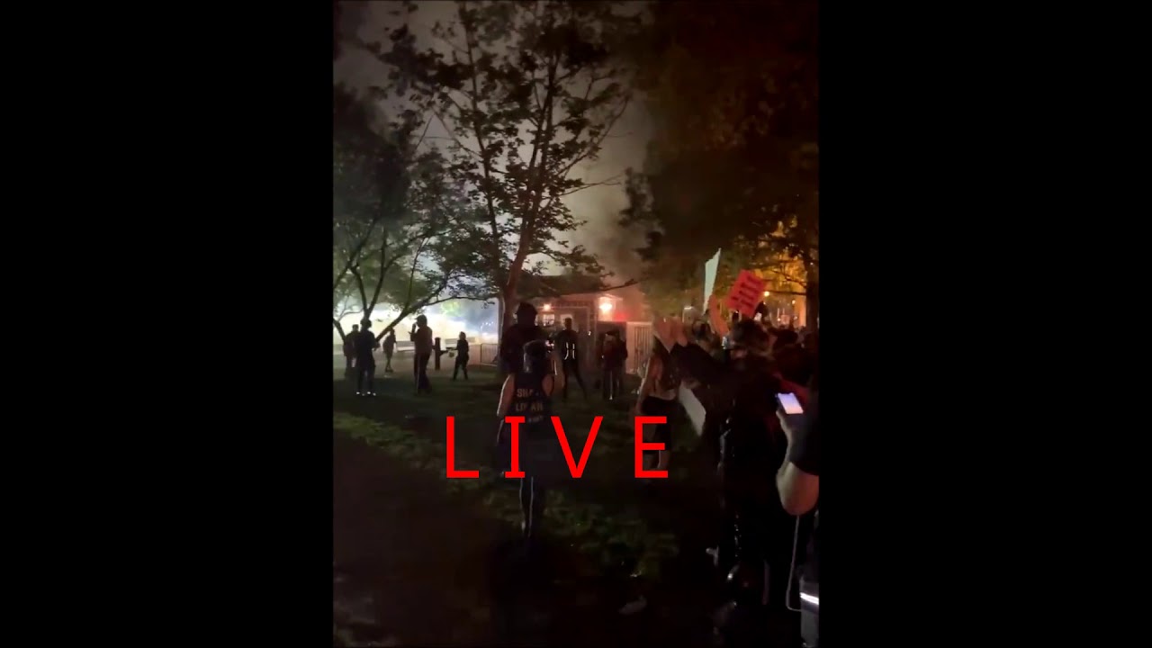 WHITE HOUSE UNDER SIEGE ! - YouTube