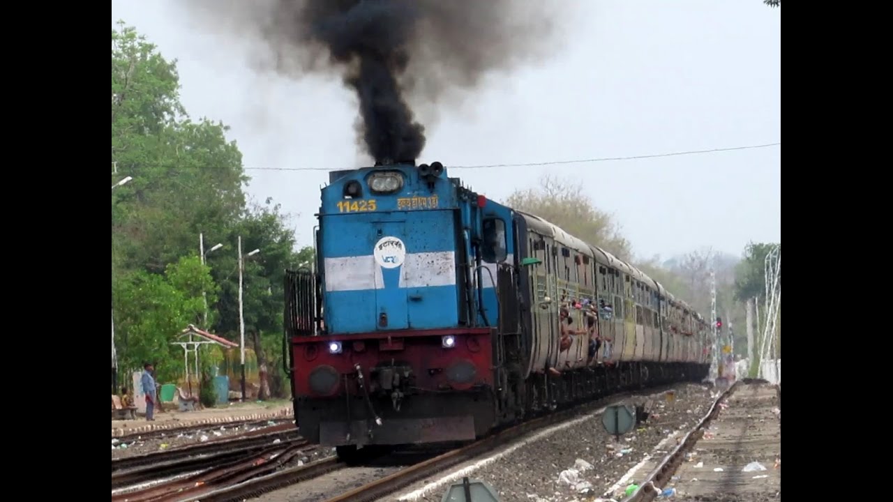 LHF ET WDM-3D smokes hard as it accelerates with 12167 LTT-BSB Express ...