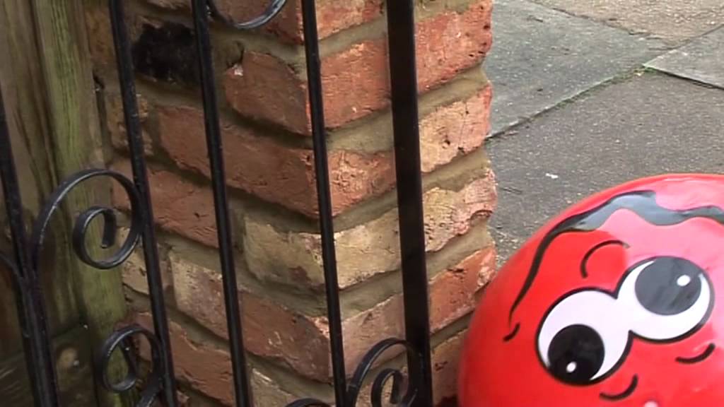 Kate Moss with Misery Bear for Comic Relief 2011 - YouTube