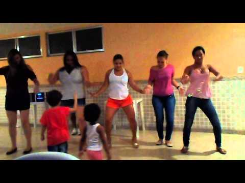 meninas dançando no churras