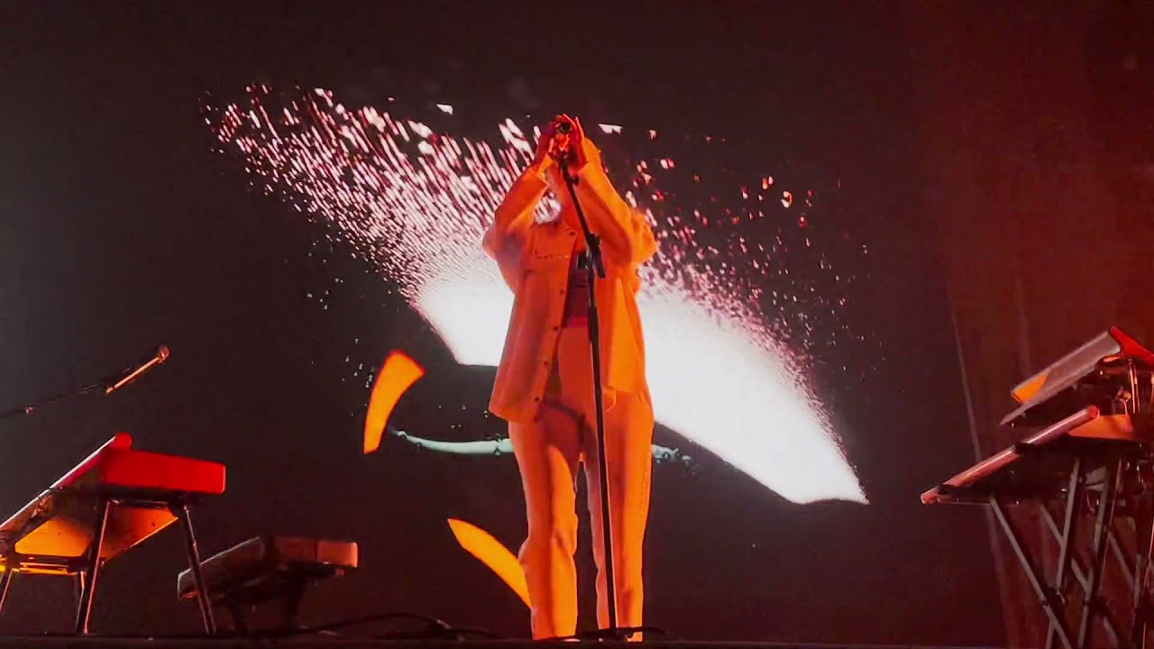 London Grammar - Metal and Dust (Brighton; Oct. 30, 2021) - YouTube