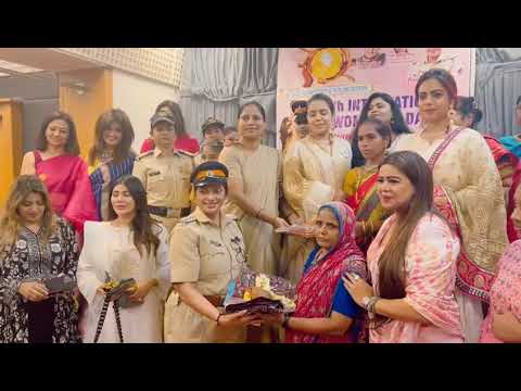 Mumbai me ho rahe samaroh me pohochi Rivvika Mani actress and model guest ko award se sammanit kiya.