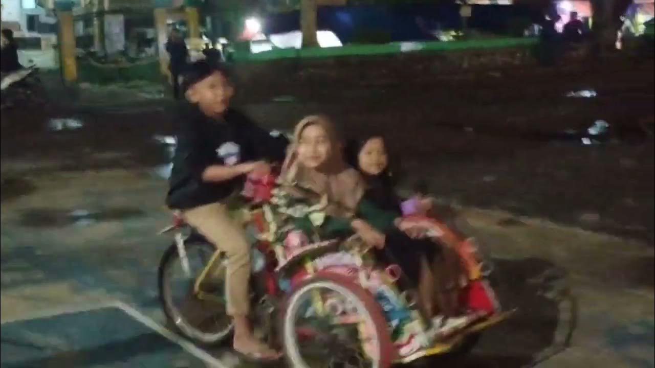 naik becak di alun alun cisalak(1) - YouTube