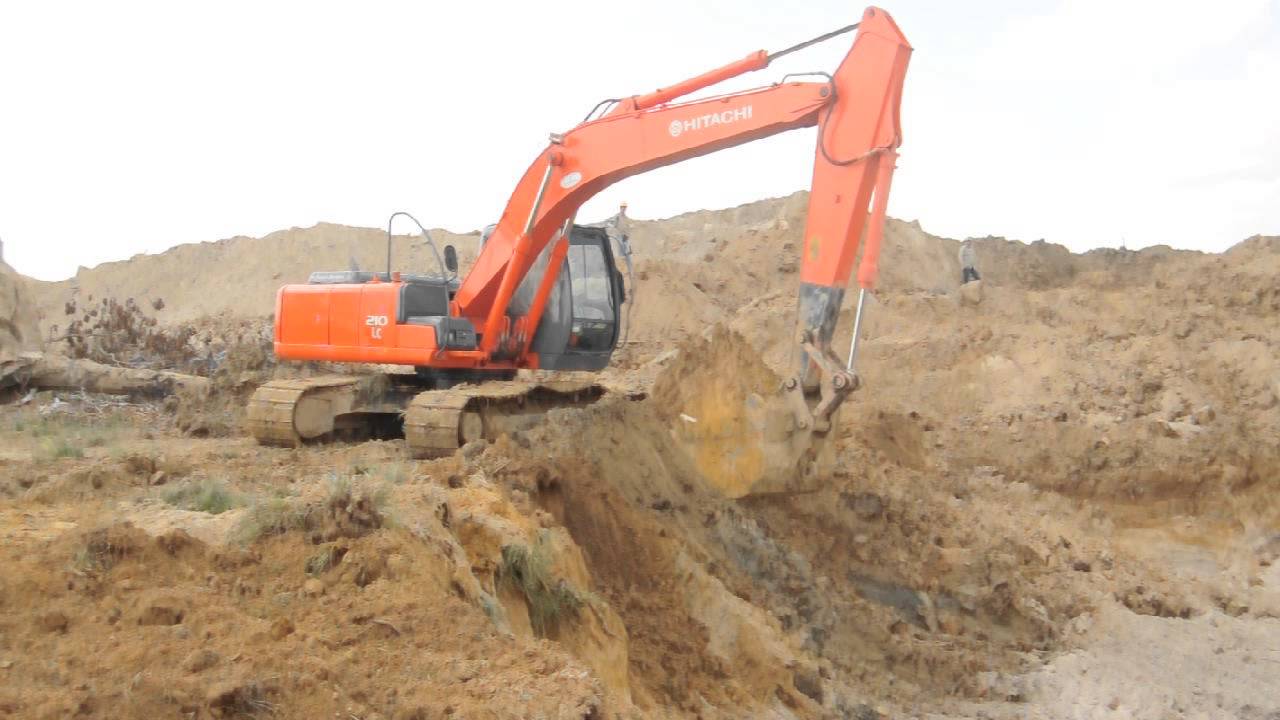 HITACHI ZAXIS 210 LC MOVIENDO MATERIAL - YouTube