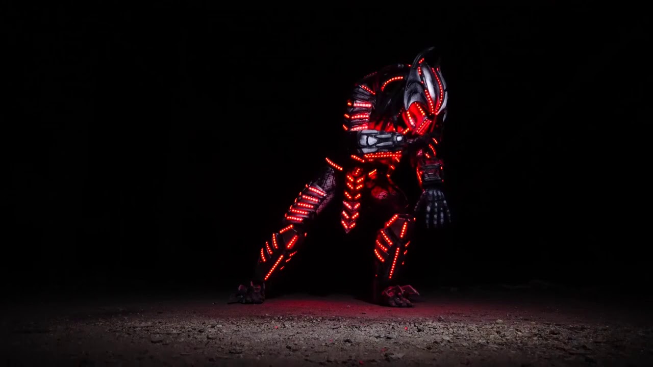 Amzaing performances PREDATOR Dancing Alien - YouTube