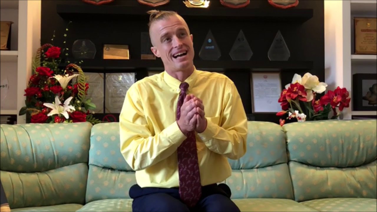 เปิดใจ Mr.Dylan Niall Haddock ประทับใจสถาบันพระมหากษัตริย์ไทย - YouTube