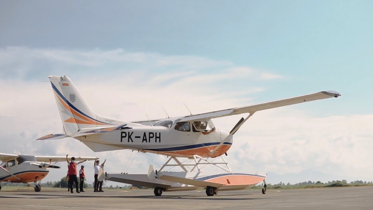 Seaplane Amphibian Operation Cessna 172 SP Akademi Penerbang Indonesia ...