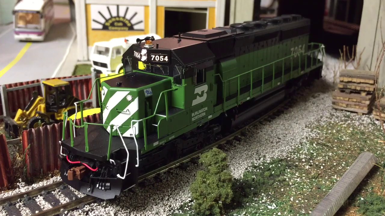 Scale Trains SD40-2 Burlington Northern - YouTube