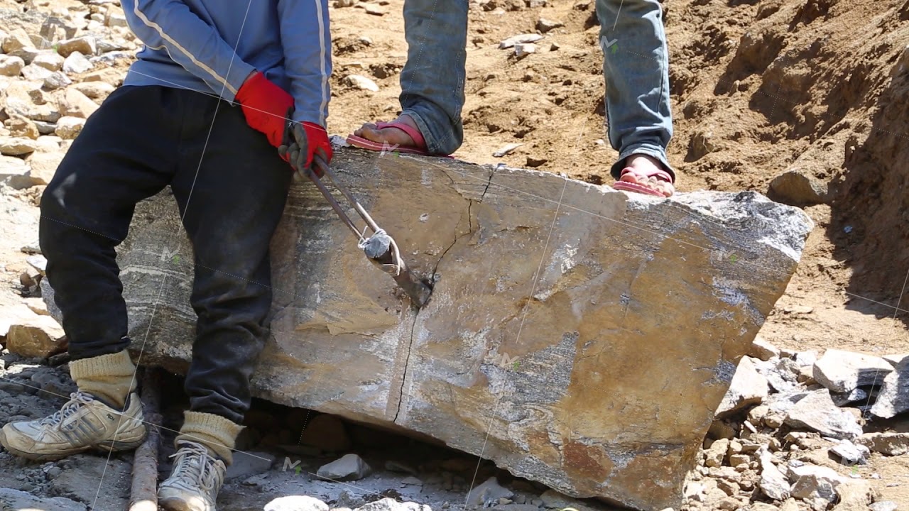 People using Chisel and Hammer to Break the Rock - YouTube
