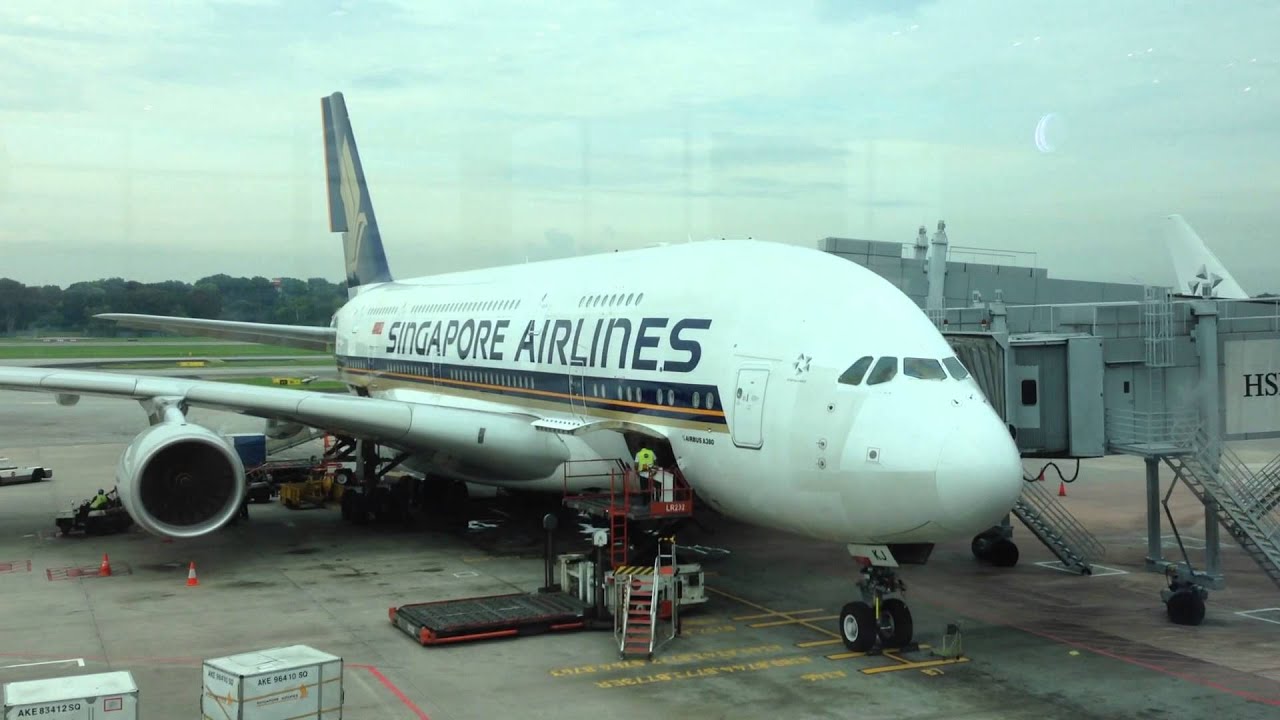 Singapore Airlines SQ830 Airbus 380-800 ground service in action - YouTube