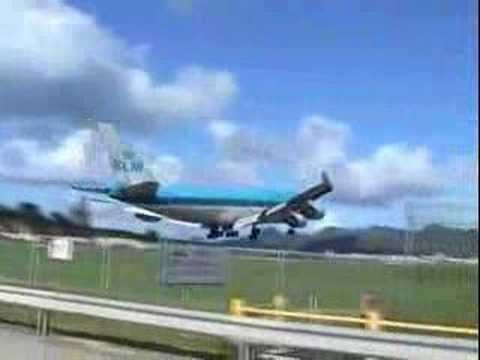 very low plane - YouTube